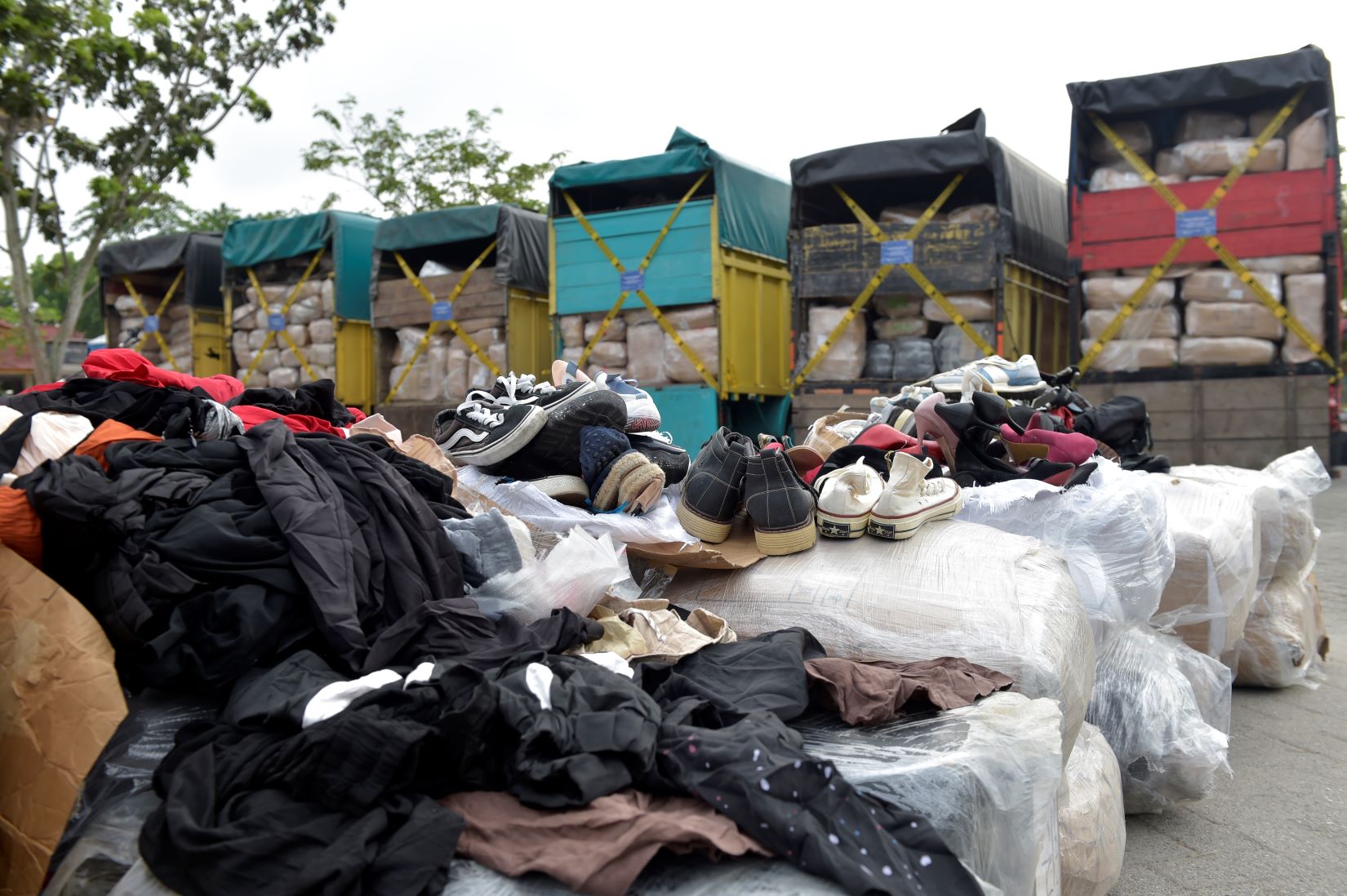 Kemendag Musnahkan Pakaian Bekas, Sepatu, dan Tas Bekas Senilai Rp10 Miliar di Pekanbaru ...