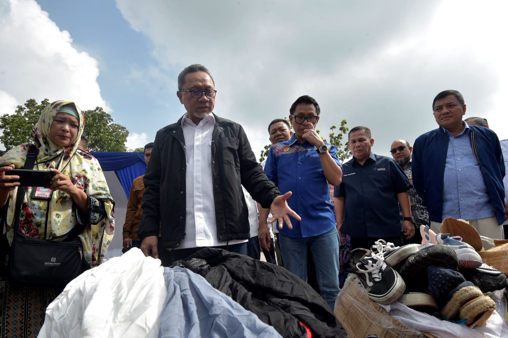 Kemendag Musnahkan Pakaian Bekas, Sepatu, dan Tas Bekas Senilai Rp10 Miliar di Pekanbaru ...