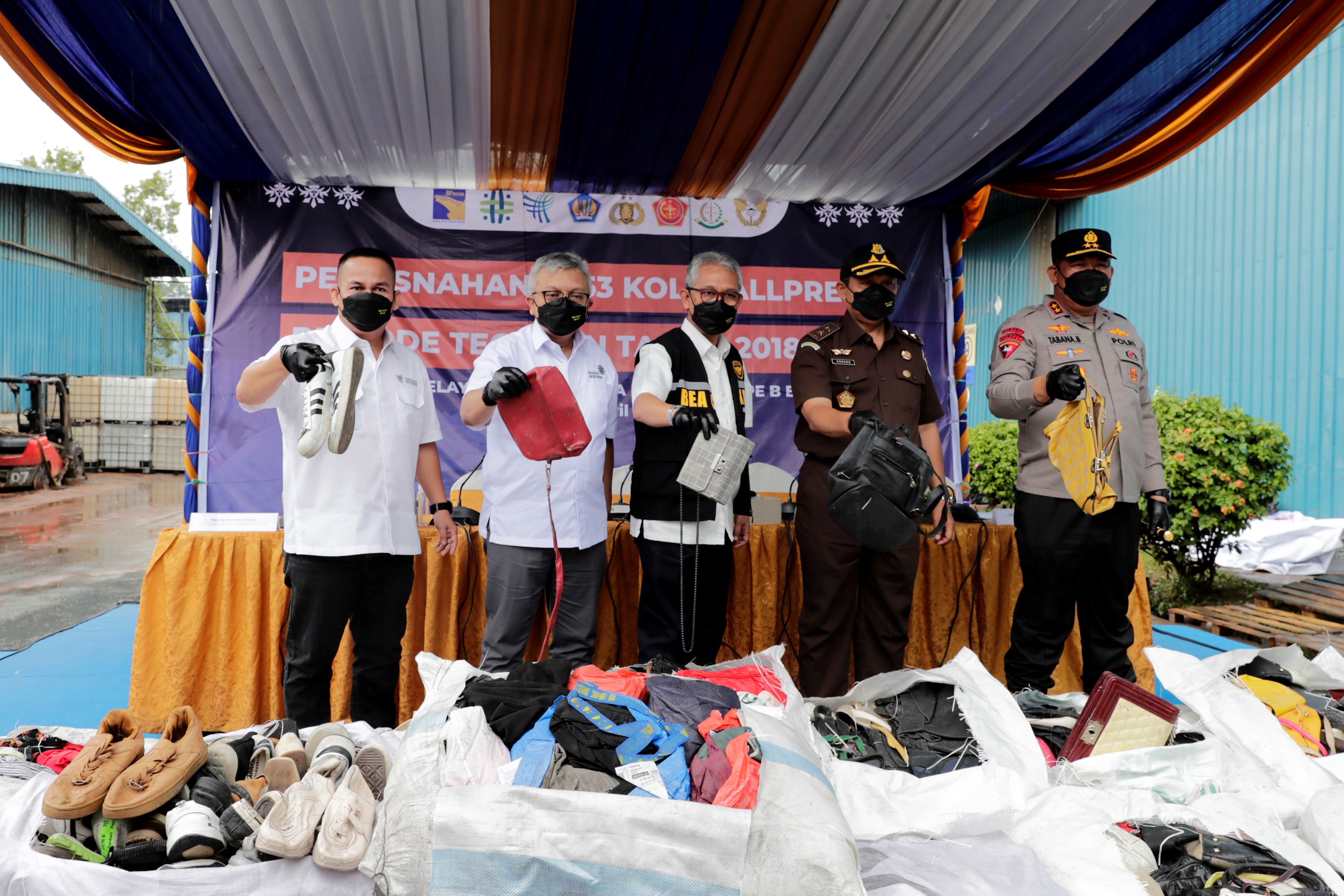 Kemendag Kembali Bersinergi dengan K/L Terkait, Musnahkan Pakaian Bekas Asal Impor di Batam ...