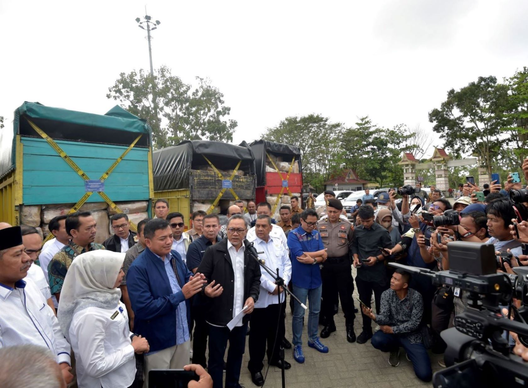 Kemendag Musnahkan Pakaian Bekas, Sepatu, dan Tas Bekas Senilai Rp10 Miliar di Pekanbaru ...