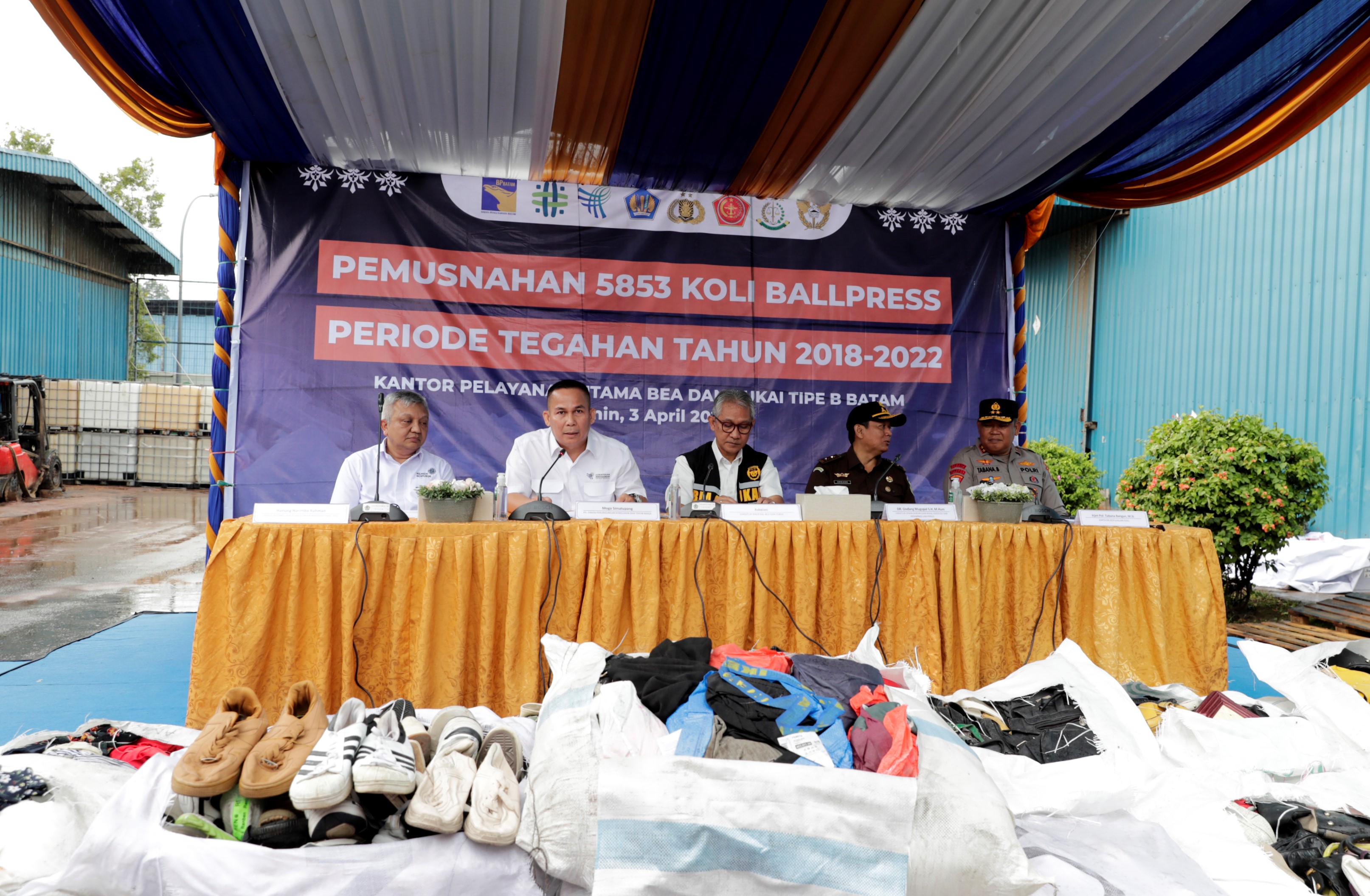 Kemendag Kembali Bersinergi dengan K/L Terkait, Musnahkan Pakaian Bekas Asal Impor di Batam ...